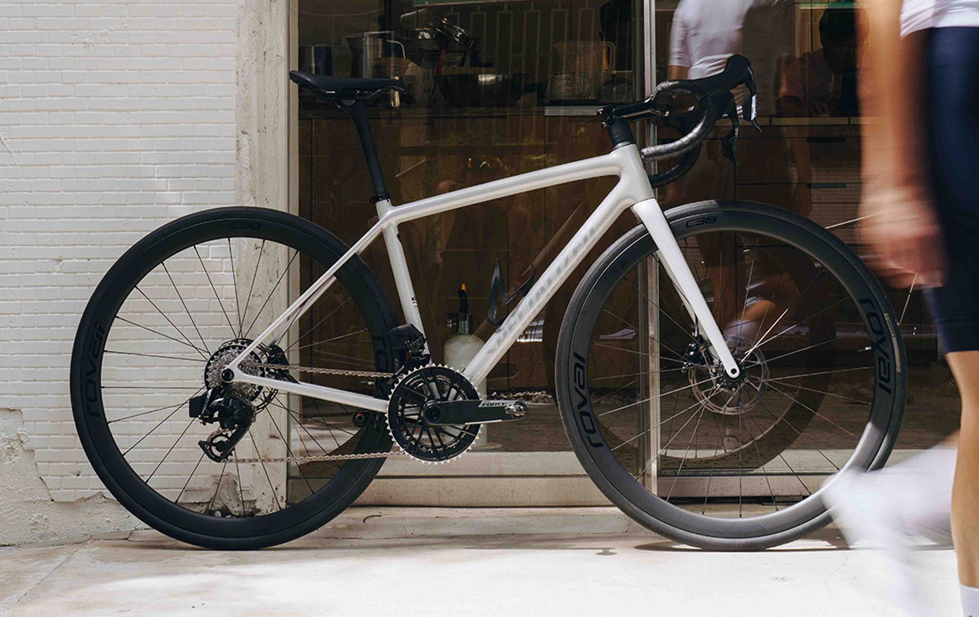 Nový Aethos 2 je s hmotnosťou 5,98 kg najľahší sériovo vyrábaný bicykel ...